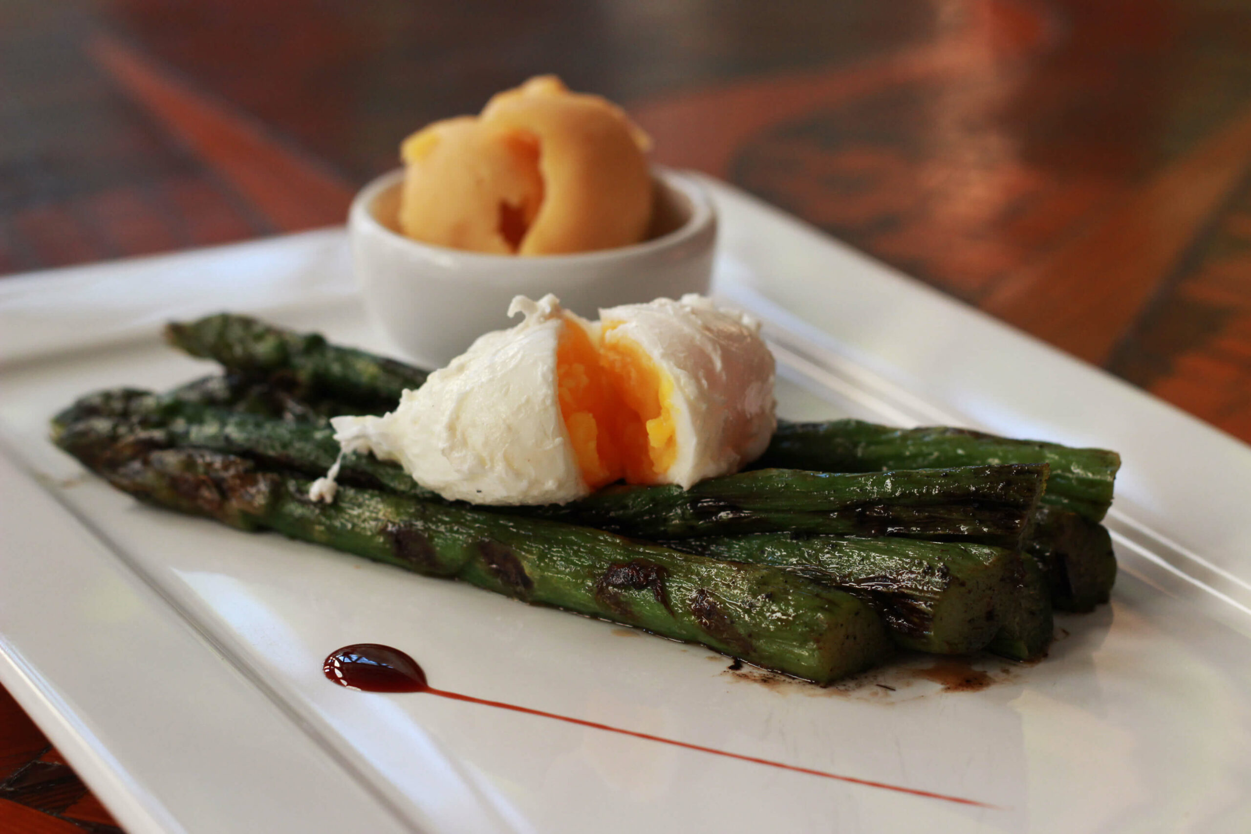 Receita de Aspargos grelhados com ovo poché e molho bernaise