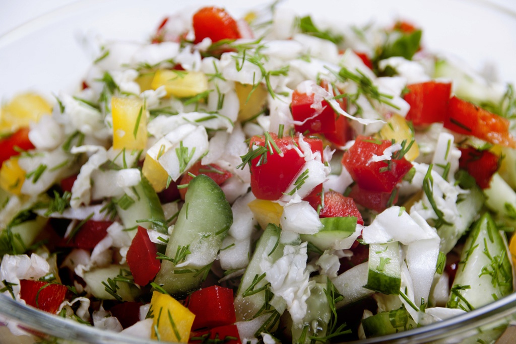 Salada de repolho, pepino, tomate e pimentão: impressionante de tão gostosa