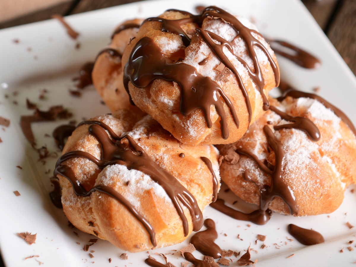 profiteroles com doce de leite; o nome é diferente mas o sabor é incrível