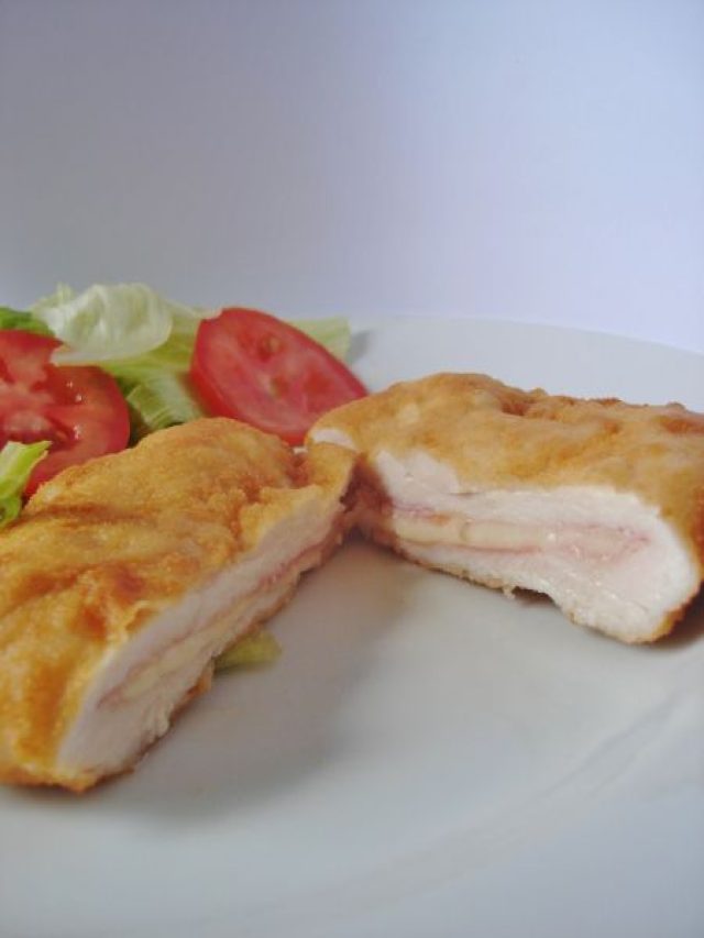 Filé de peito à milanesa recheado | Receita igual de restaurante