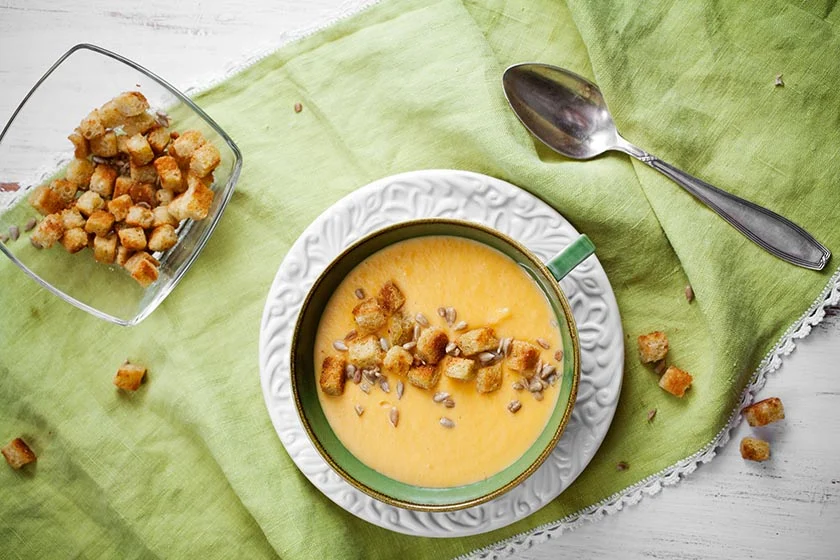 Sopa com batata baroa para esquentar sua noite em poucos minutos de preparo