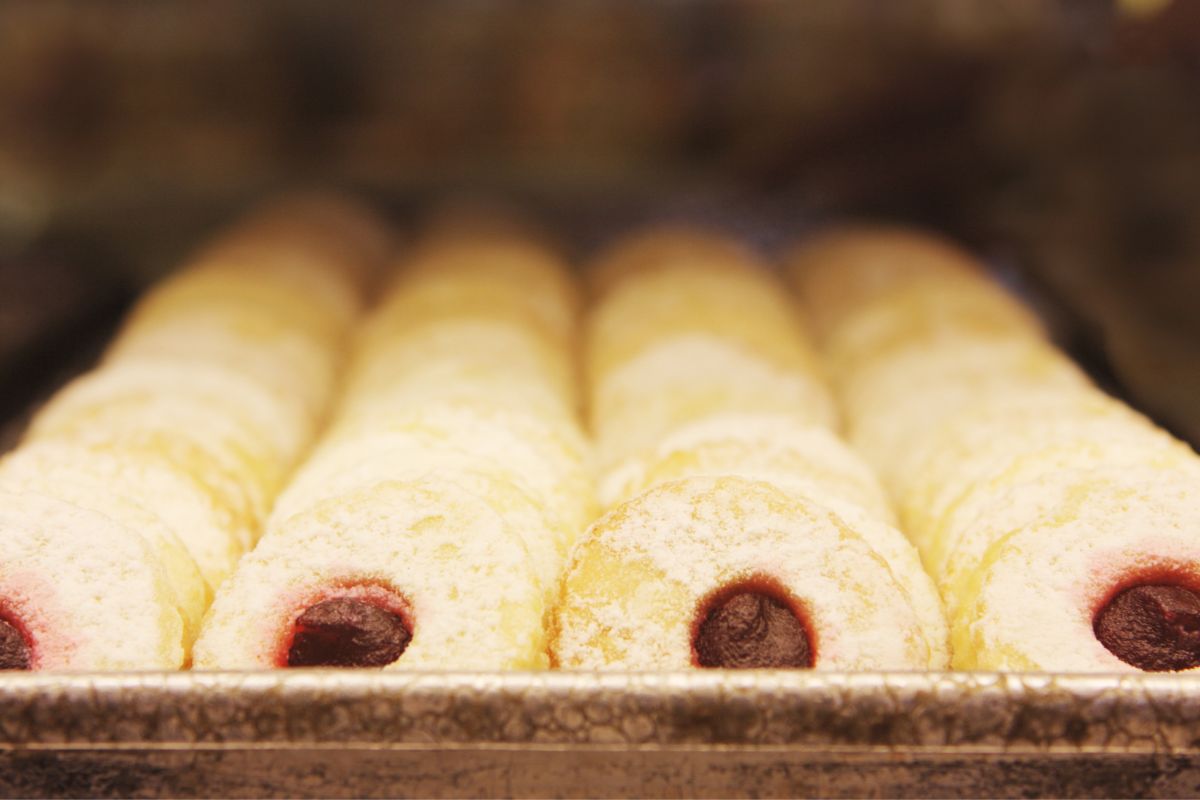 Biscoitos amanteigados com goiabada que derretem na boca e são uma delícia