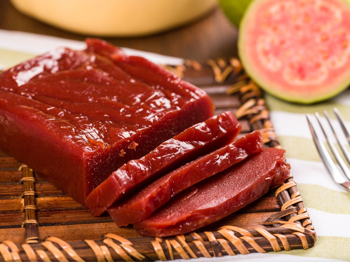 Doce de goiaba em pedaços pra provar uma sobremesa caseira com gostinho ...