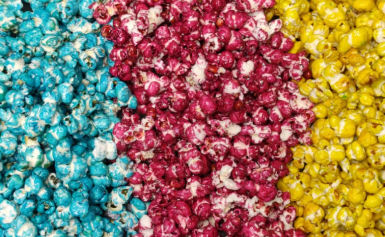 Pipoca doce colorida com receita antiga de pipoqueiro