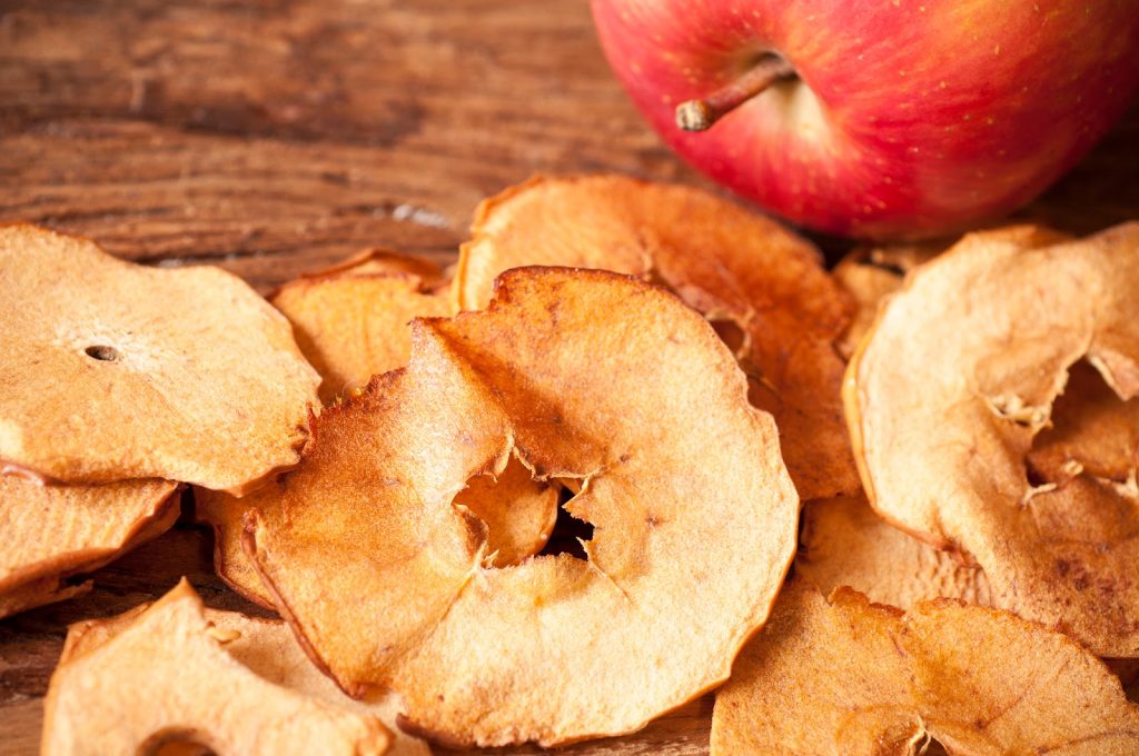 Chips de maçã no forno muito mais gostosas que batatinhas