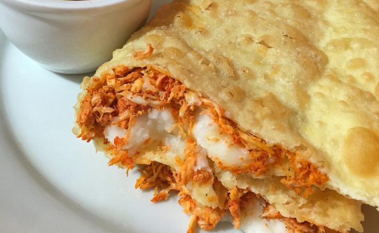Pastel de frango com catupiry com gostinho de feira e sequinho