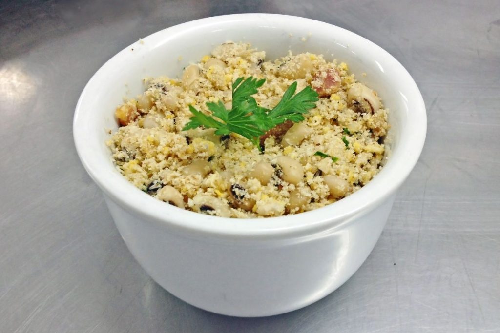 Te ensinando a fazer farofa para 30 pessoas e ainda ter uma receita ...