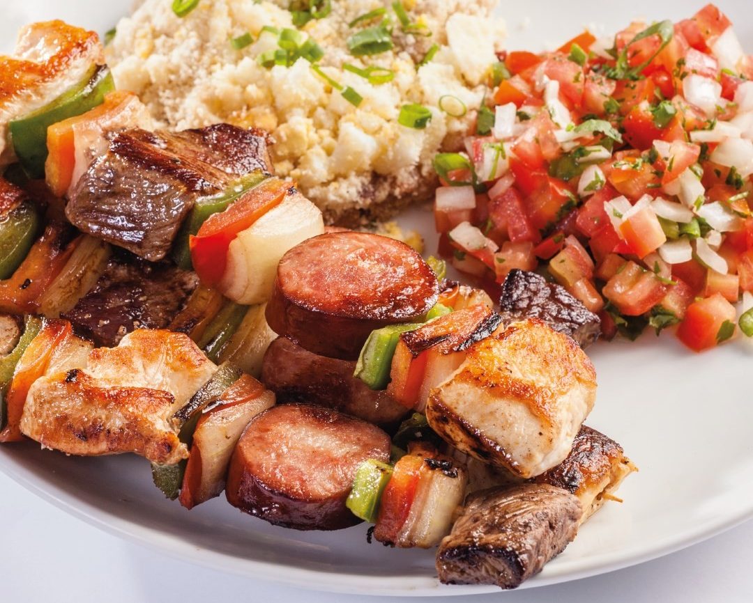 Monte esse espetinho misto no churrasco e faça o maior sucesso