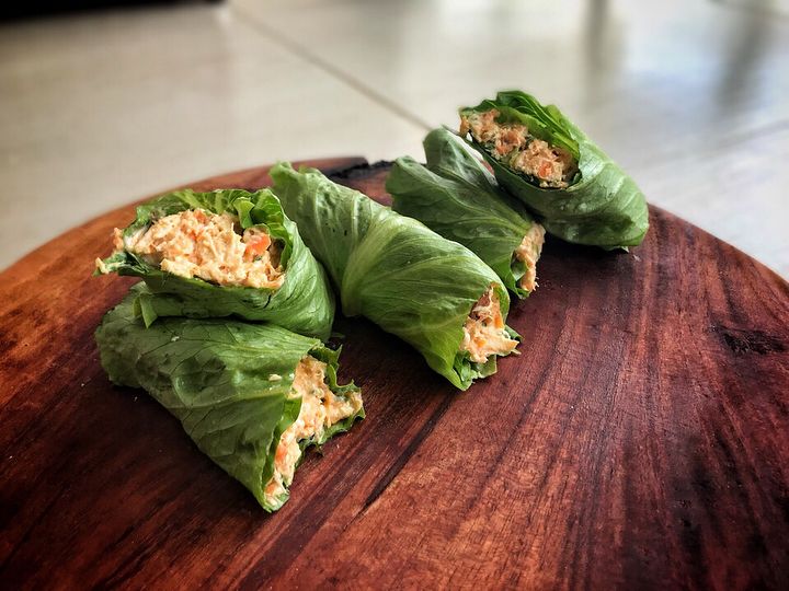 Wrap de alface com frango é a receita do seu café perfeito; vem ver