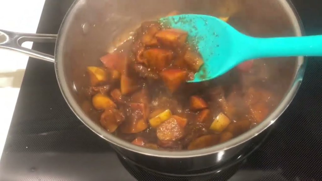 Maçã cozida para bebê com receita muito fácil e sem nenhuma demora