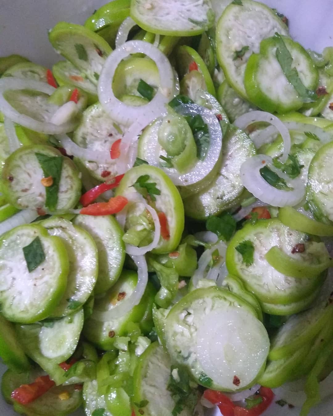 Essa salada de jiló é diferente e muito saborosa