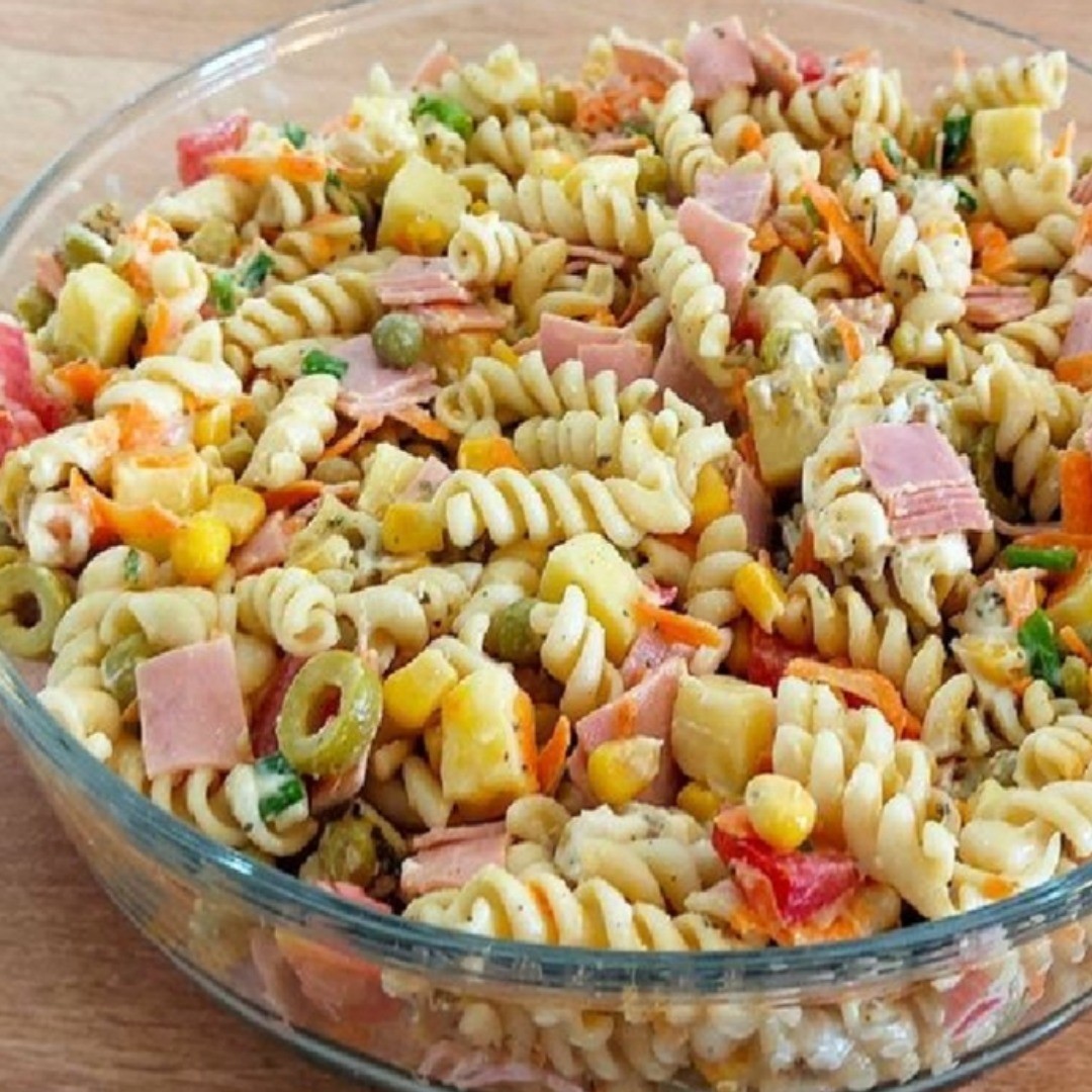 Salada de macarrão parafuso é ótima para acompanhar Salada de macarrão parafuso é ótima para acompanhar