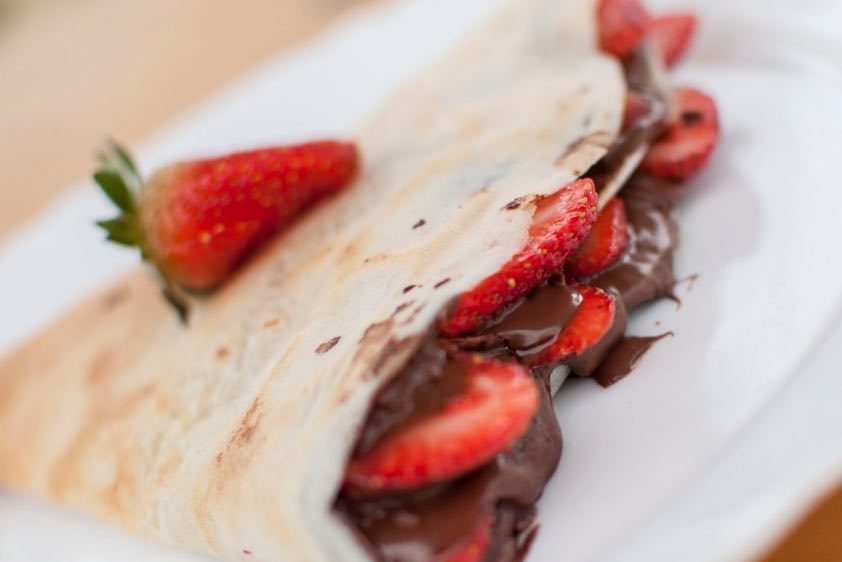 Como fazer crepe de nutella com morango em casa mesmo