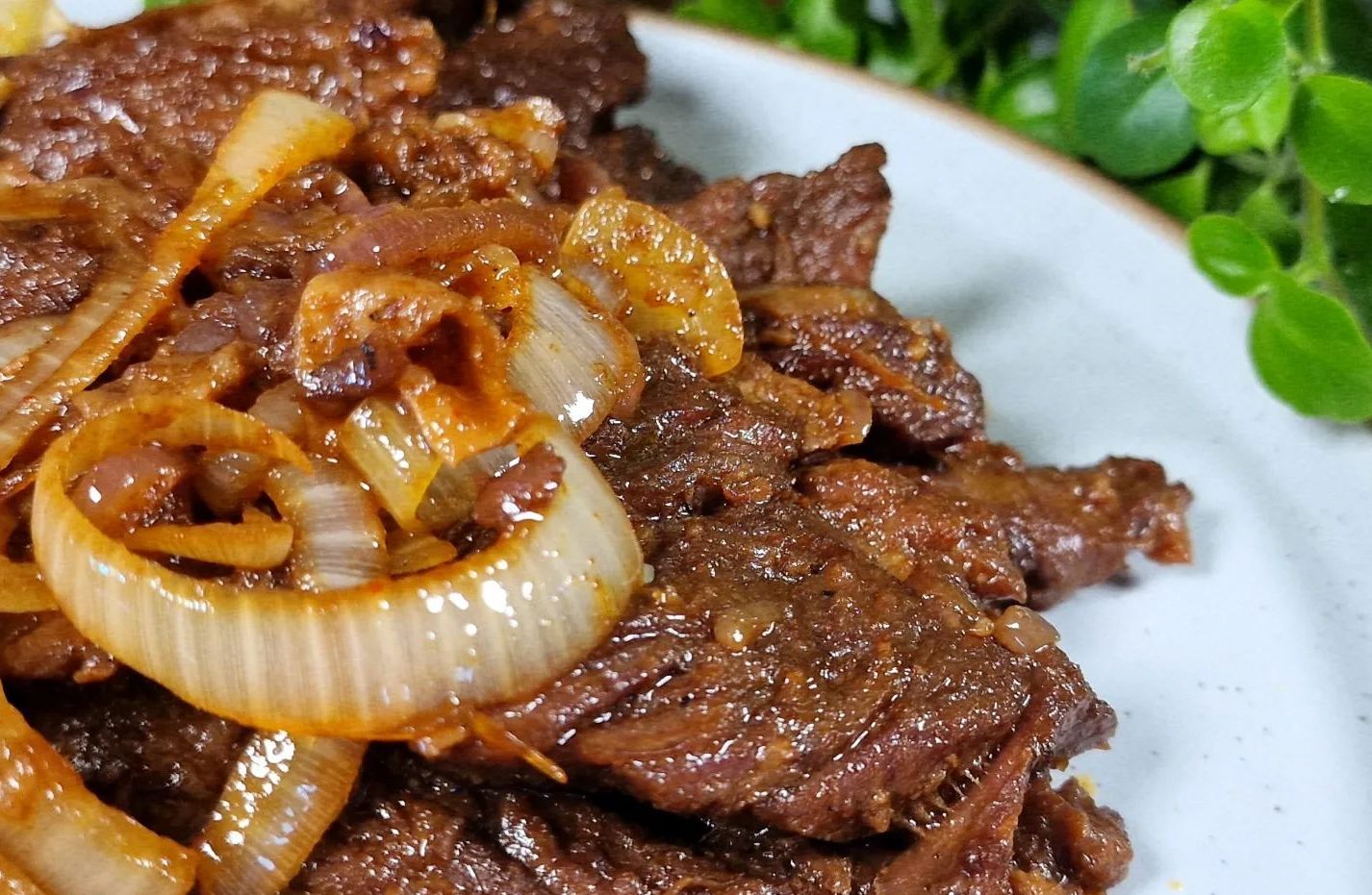 Um bife acebolado com batata frita do jeito mais fácil: adeus preguiça