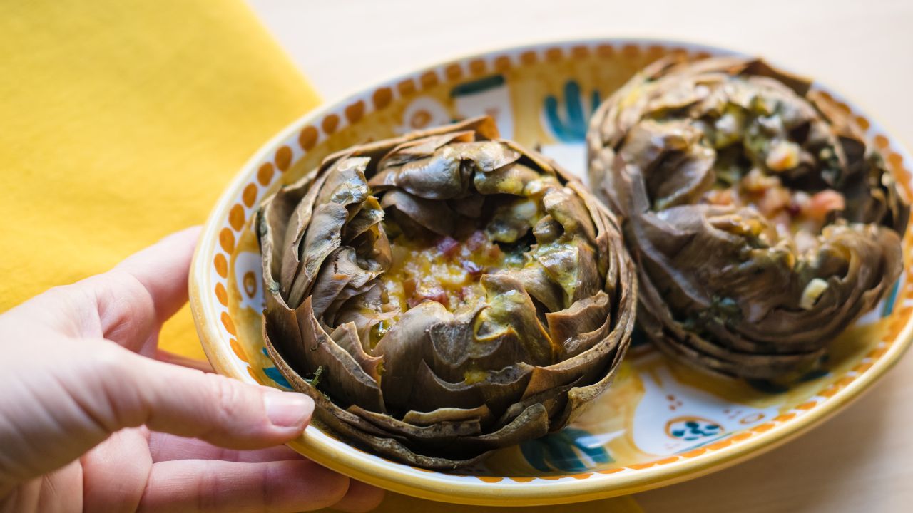 Como se come alcachofra? Ainda deixamos receitas para você