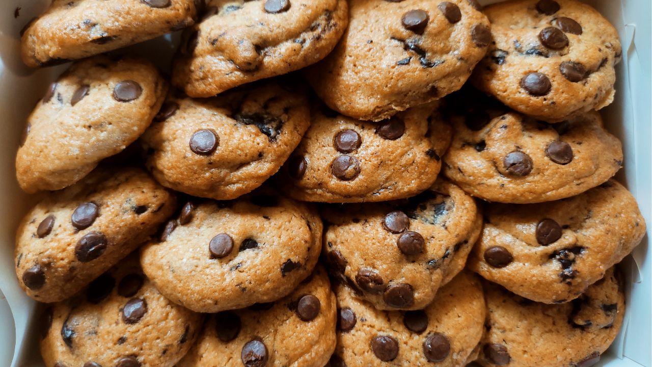 O que é chocolate chip cookie? Temos a receita do biscoitinho da gringa