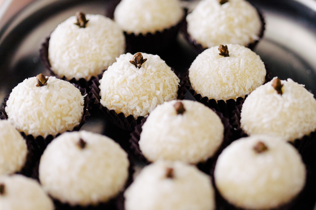 Docinhos de coco com brigadeiro fáceis demais de fazer em casa