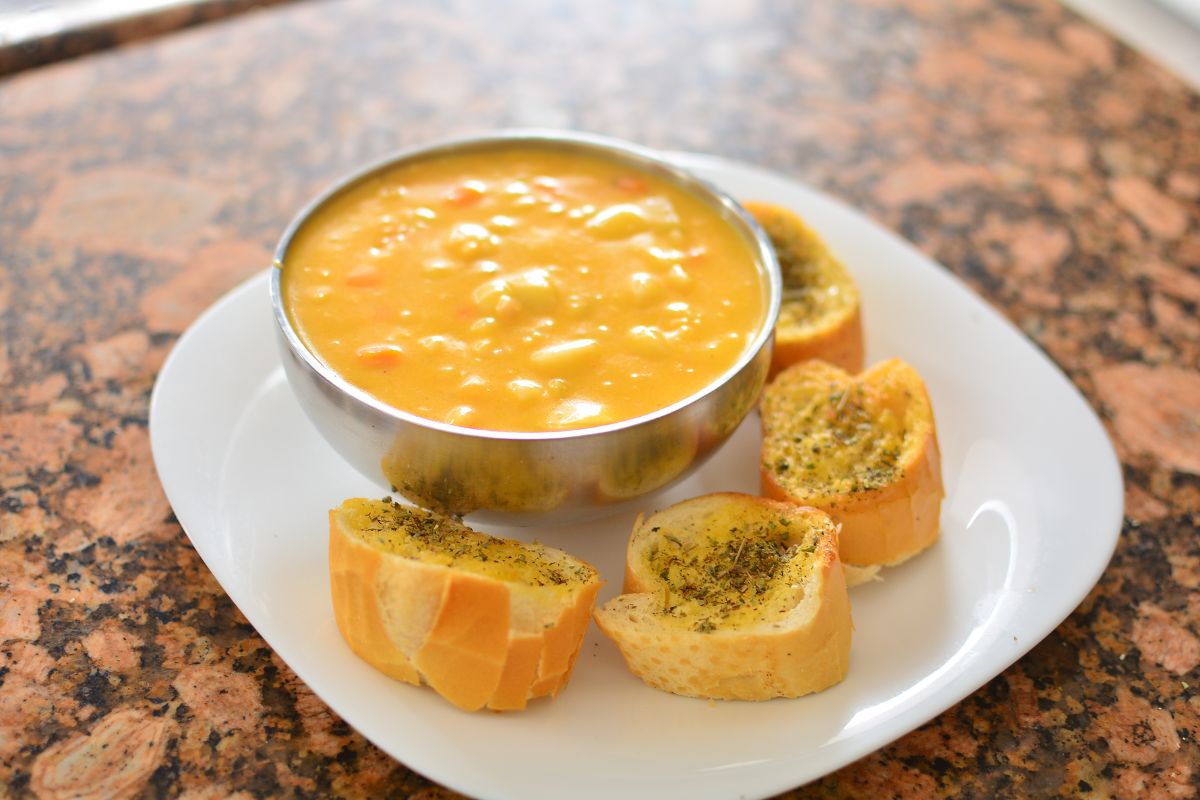 5 sopas fáceis e reconfortantes para aquecer no frio sem sair da dieta