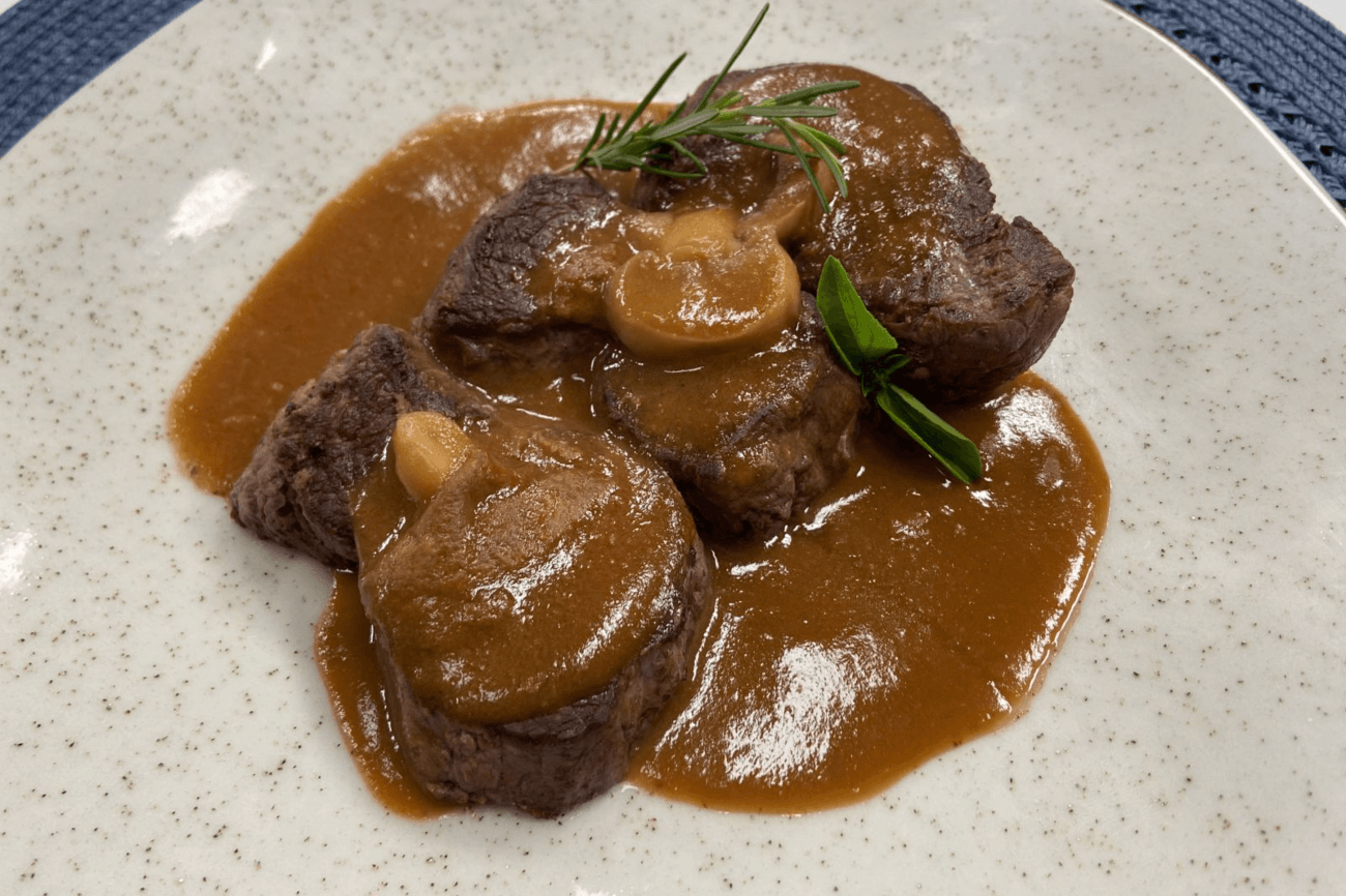 Combina: medalhão de filé mignon ao molho madeira para todas ocasiões!