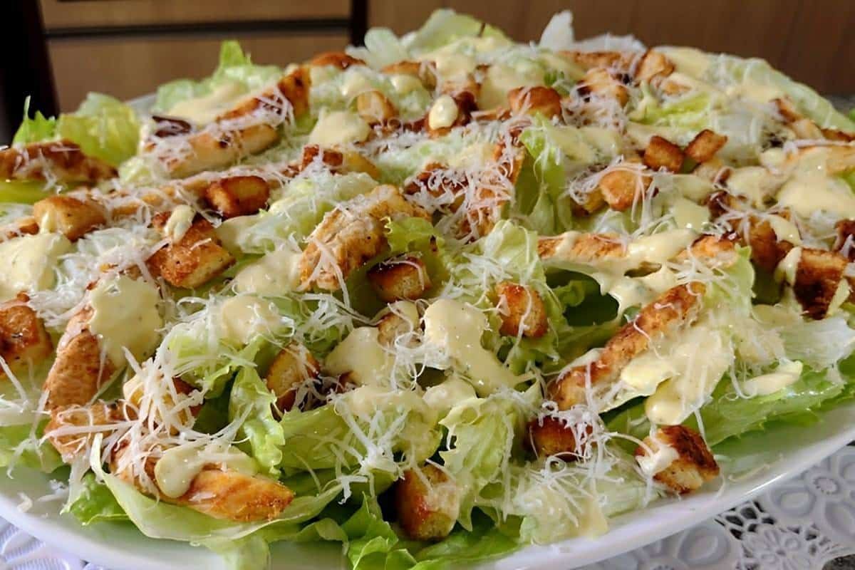 Aprenda a fazer uma salada caesar para 2 pessoas que fica a melhor do mundo