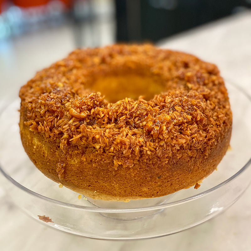 Receita de bolo de milho com coco queimado bem molhadinho e fácil de fazer
